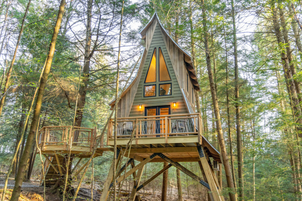 Peaceful Pines Treehouse ~King Bed ~Scenic Deck - Hemlock Haven